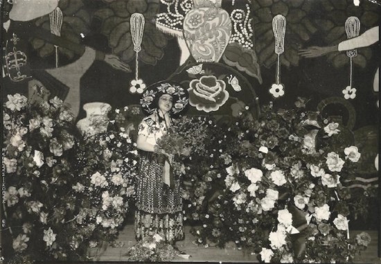 Lupe Rivas Cacho entre arreglos de flores