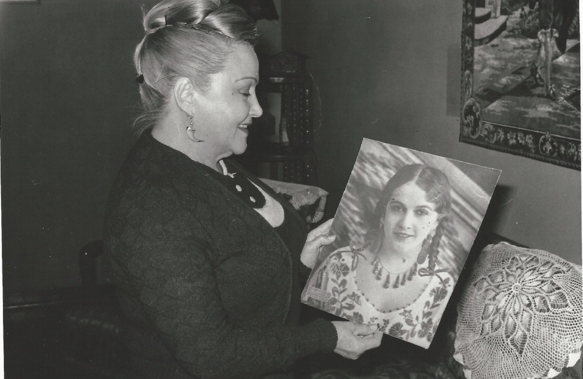 Lupe Rivas Cacho contemplando un retrato antiguo