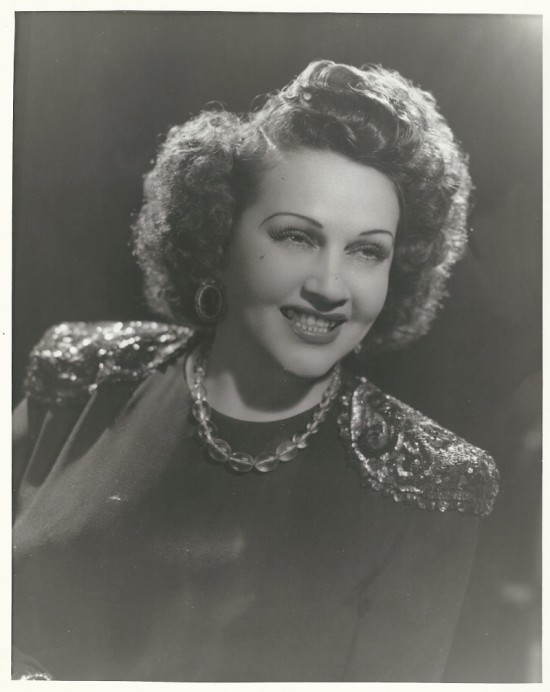 Lupe Rivas Cacho con el cabello corto